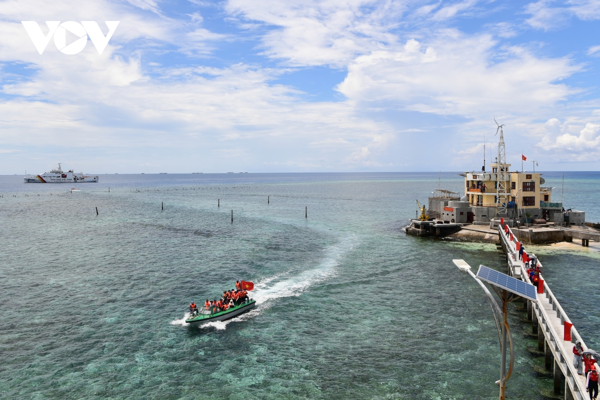 Quần đảo Trường Sa đẹp như tranh vẽ trong mùa biển lặng